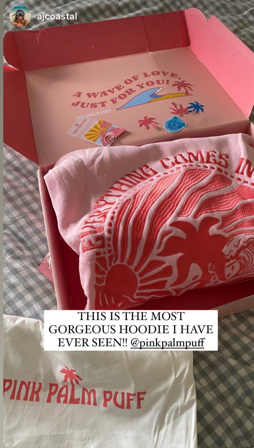 Unboxing Moment – Pink Palm Puff