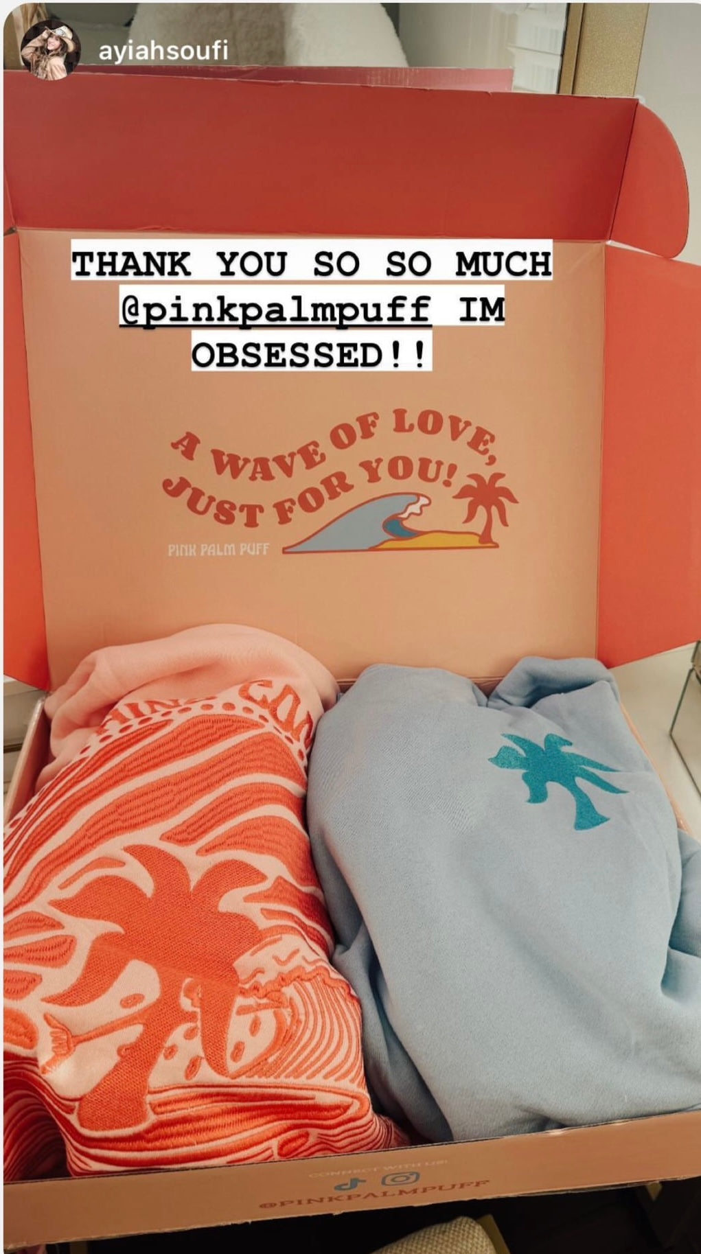 Unboxing Moment – Pink Palm Puff